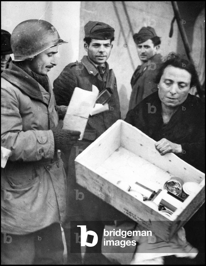 Image of Second World War (1939-1945): distribution of rations to ...