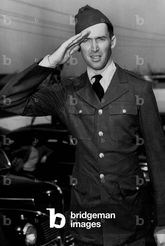 Image of James Stewart salue dans son nouvel uniforme pour s'être enrôlé
