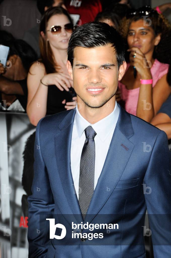 Image of Taylor Lautner at arrivals for ABDUCTION Premiere, Grauman's ...