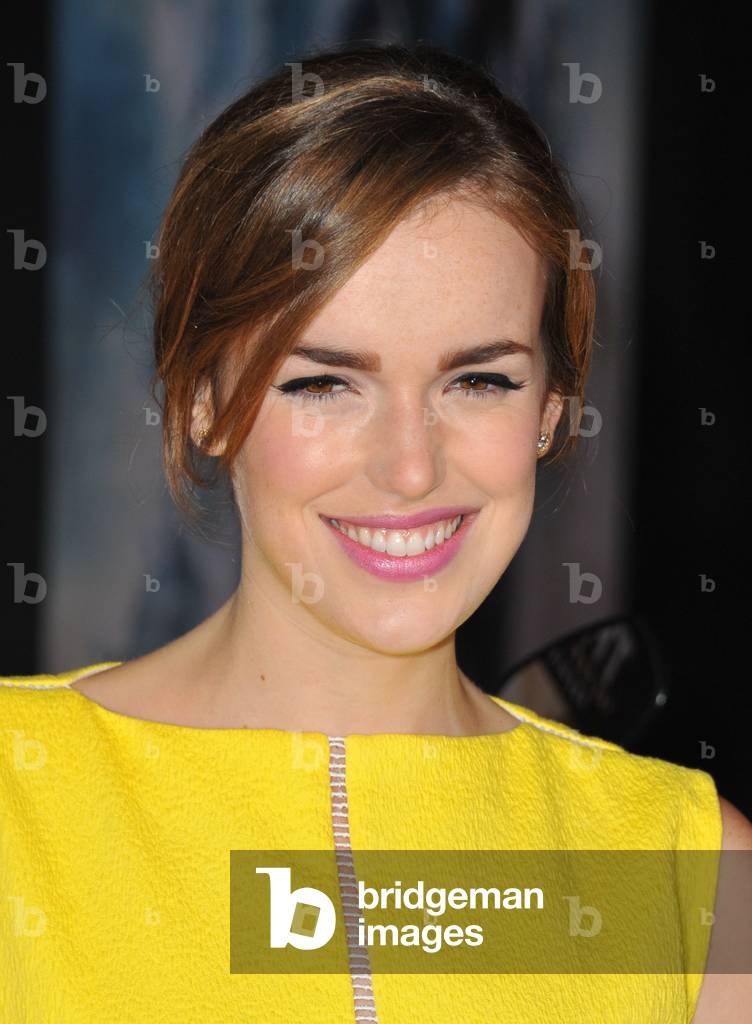 Elizabeth Henstridge's Instagram, Twitter & Facebook on IDCrawl