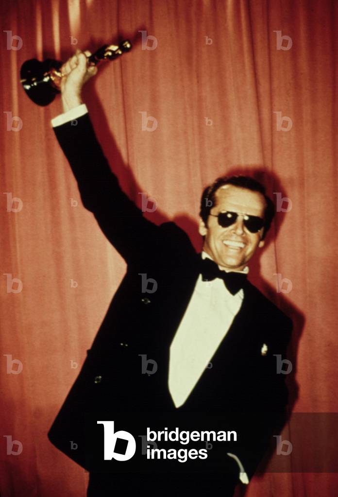 Image of 1975: JACK NICHOLSON holds up his Best Actor Oscar for