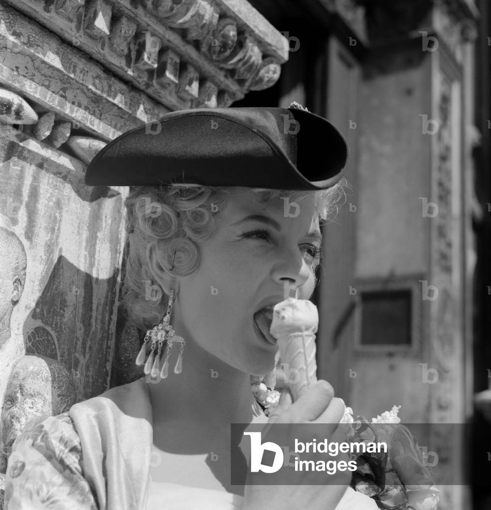 Image of THE ACTRESS CORINNE CALVET ON THE SET OF THE MOVIE