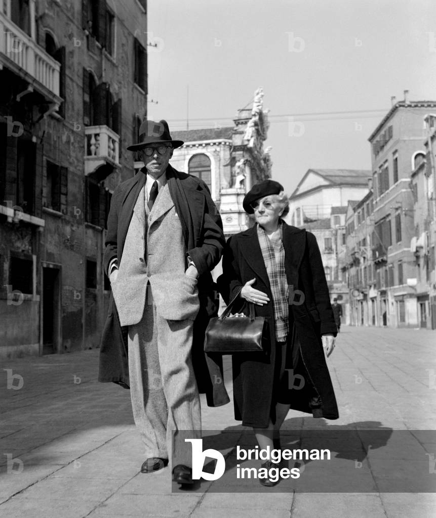 Image of THE WRITER SINCLAIR LEWIS WITH HIS WIFE IN VENICE