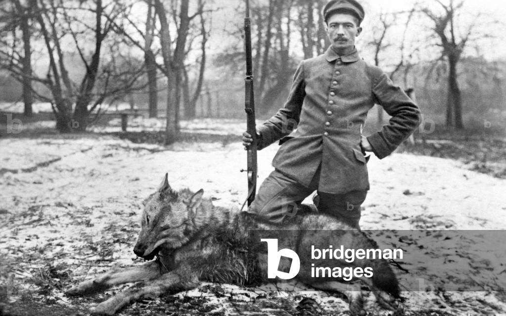 Image of First World War: a German soldier his knee leans on