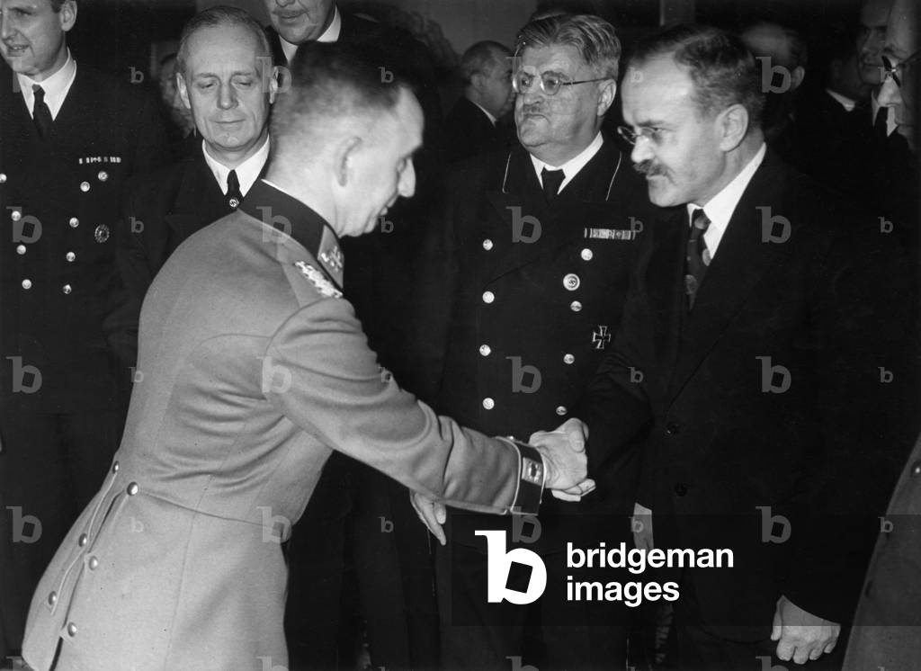 Image of German general of infantry Georg Thomas shaking hands with Soviet