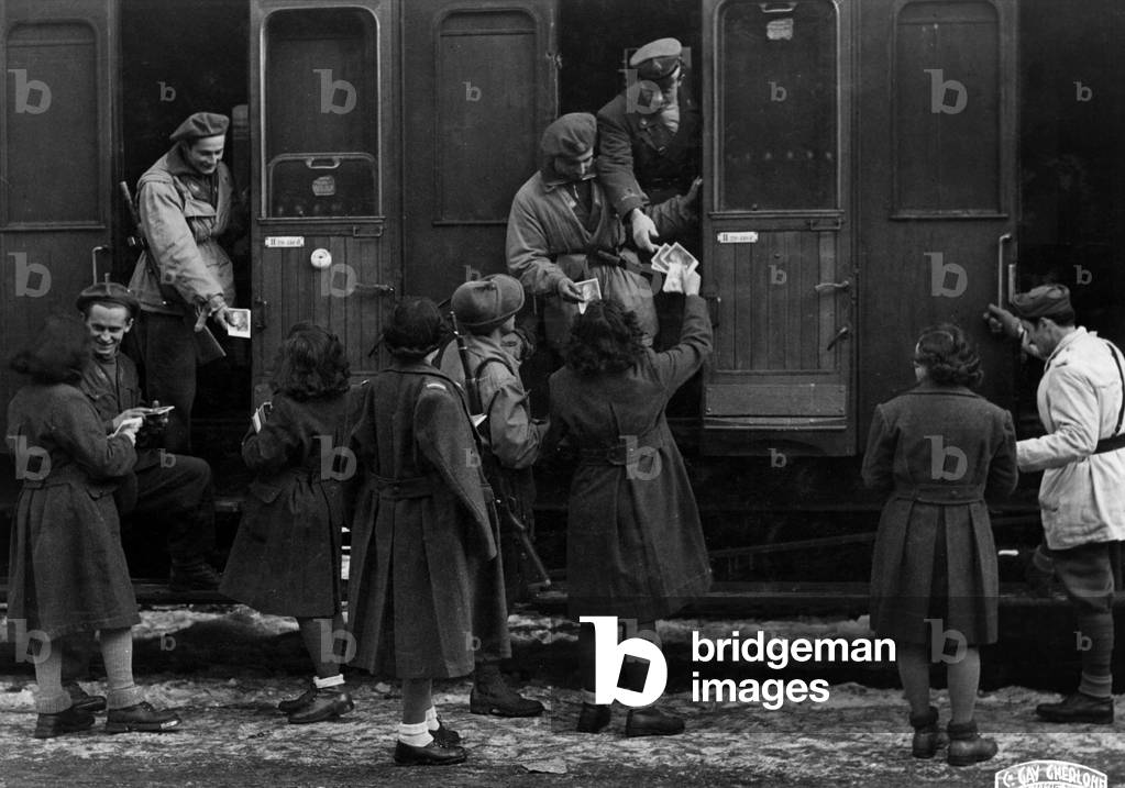 Image of Auxiliaries giving photographs of Benito Mussolini to the ...