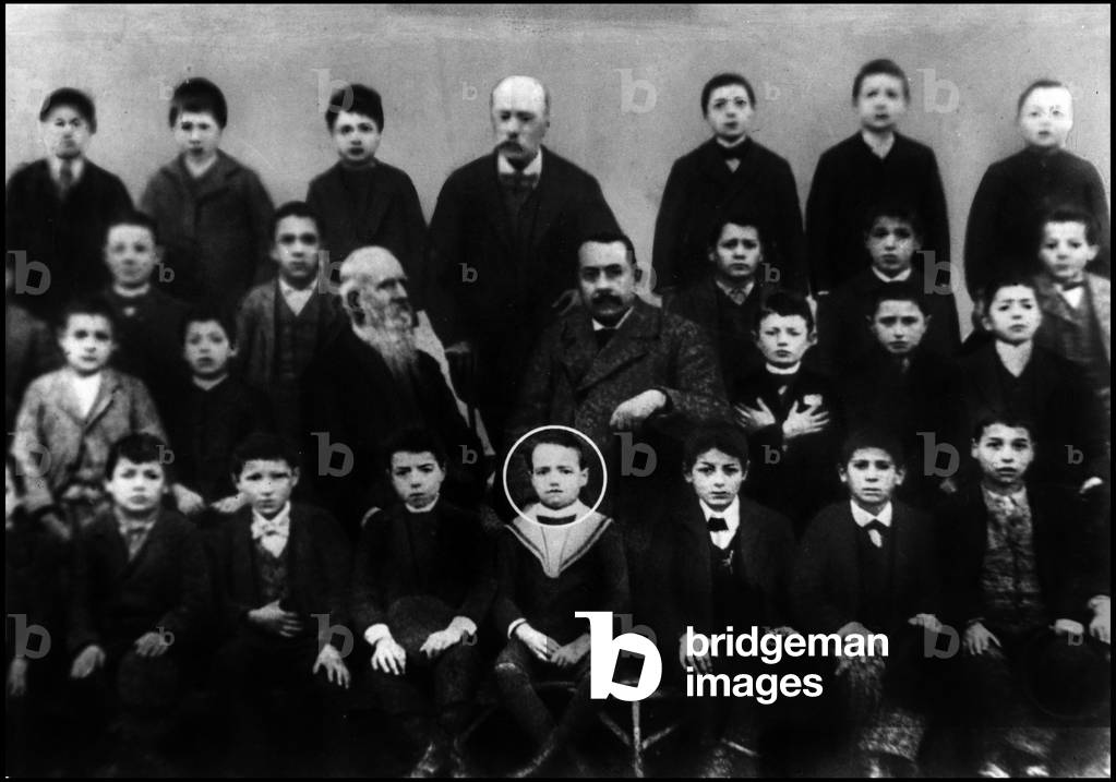 Image of A portrait of Benito Mussolini with classmates and some teachers.