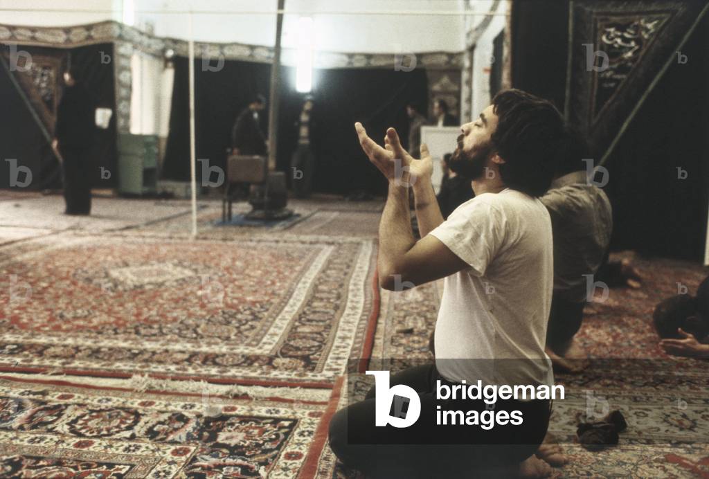 Image of A time of prayer of an Iranian during the Iranian