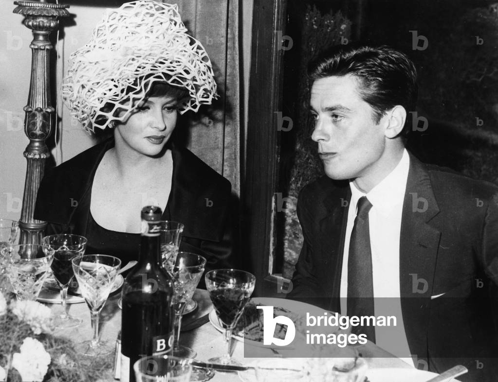 Image of Gina Lollobrigida et Alain Delon dans le restaurant de la