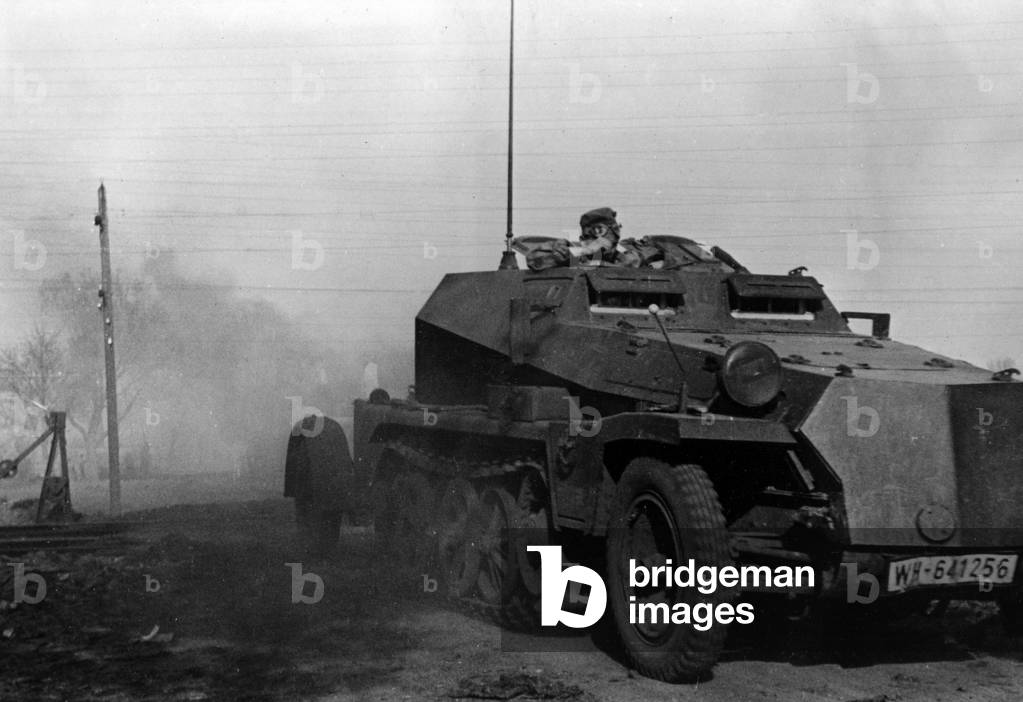 Image of Ein deutsches Kettenfahrzeug für den Transport von Munition ...
