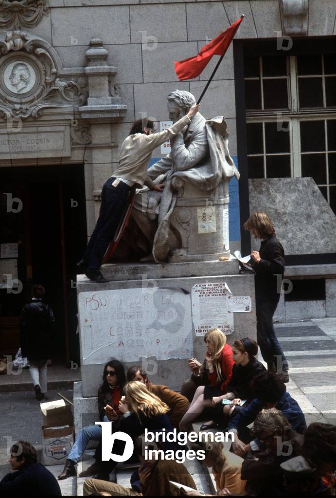 Image of Paris, mai 1968. Un étudiant met un drapeau rouge sur