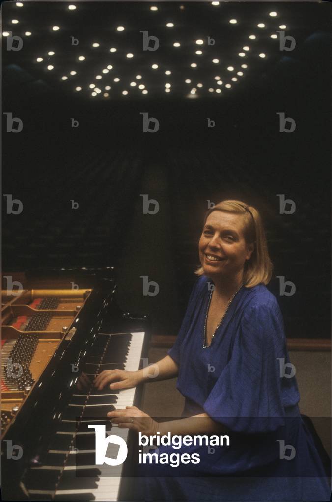 Image of Italian pianist Maria Tipo at piano (about 1983)/La pianista Maria