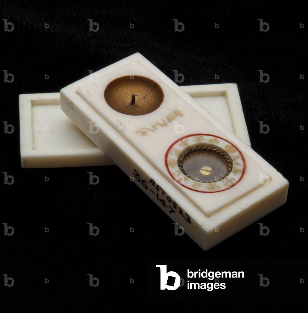 Image of Sundial and magnetic compass, inserted in a rectangular box with