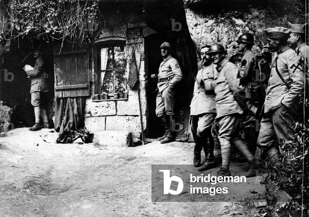 Image of First World War (1914-1918): soldiers in front of a command