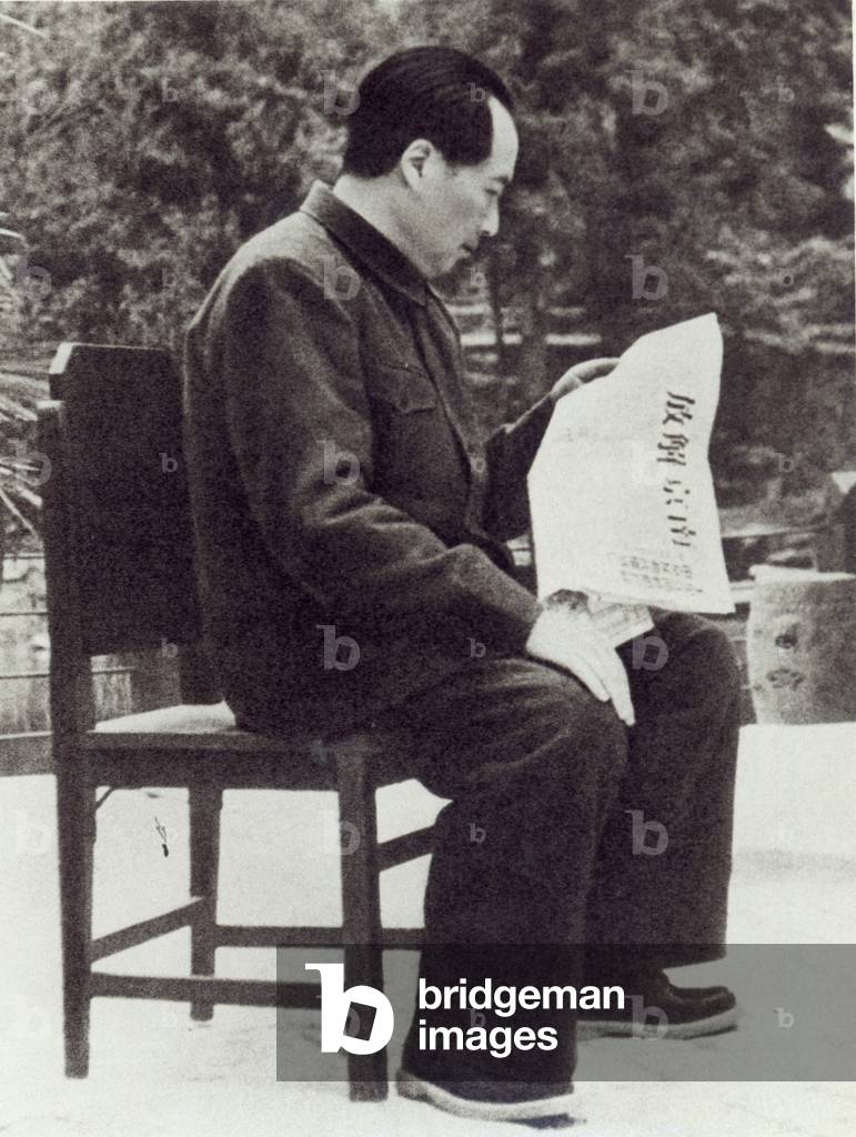 Image of Mao Tse-tung lecture nouvelles de la victoire, 1949 (b/w photo)