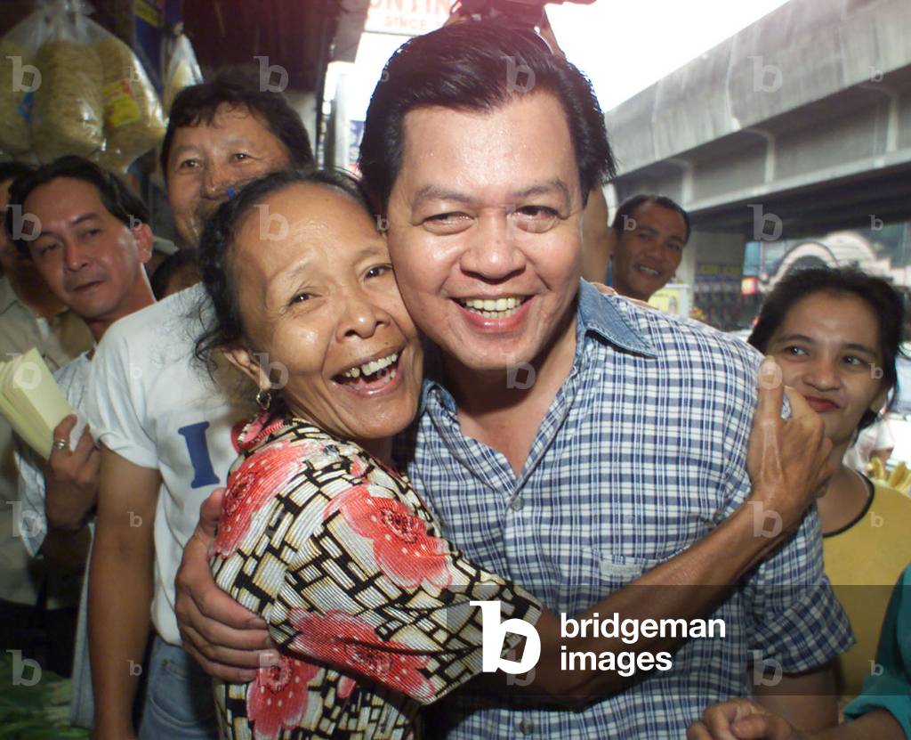 Image of A FILIPINO WOMAN HUGS TELEVISION BROADCASTER AND SENATE ...
