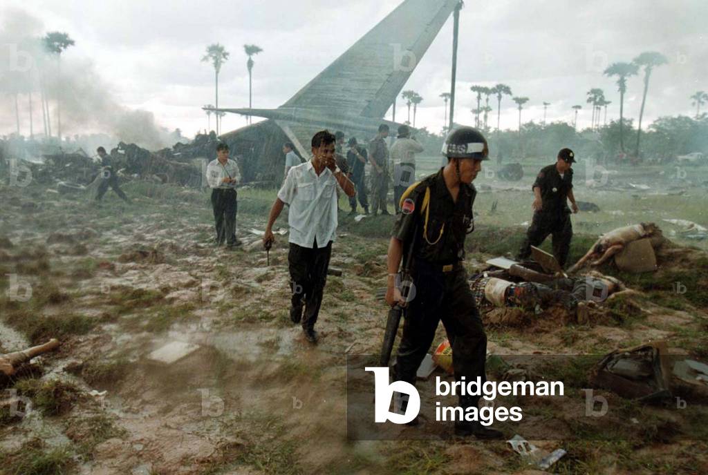Image of RESCUE WORKERS AT THE VIETNAM AIRLINE CRASH SITE IN PHNOM