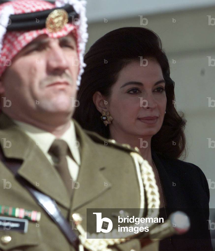 Image of NAZEK, WIFE OF LEBANESE PRIME MINISTER RAFIK AL-HARIRI, IS GREETED