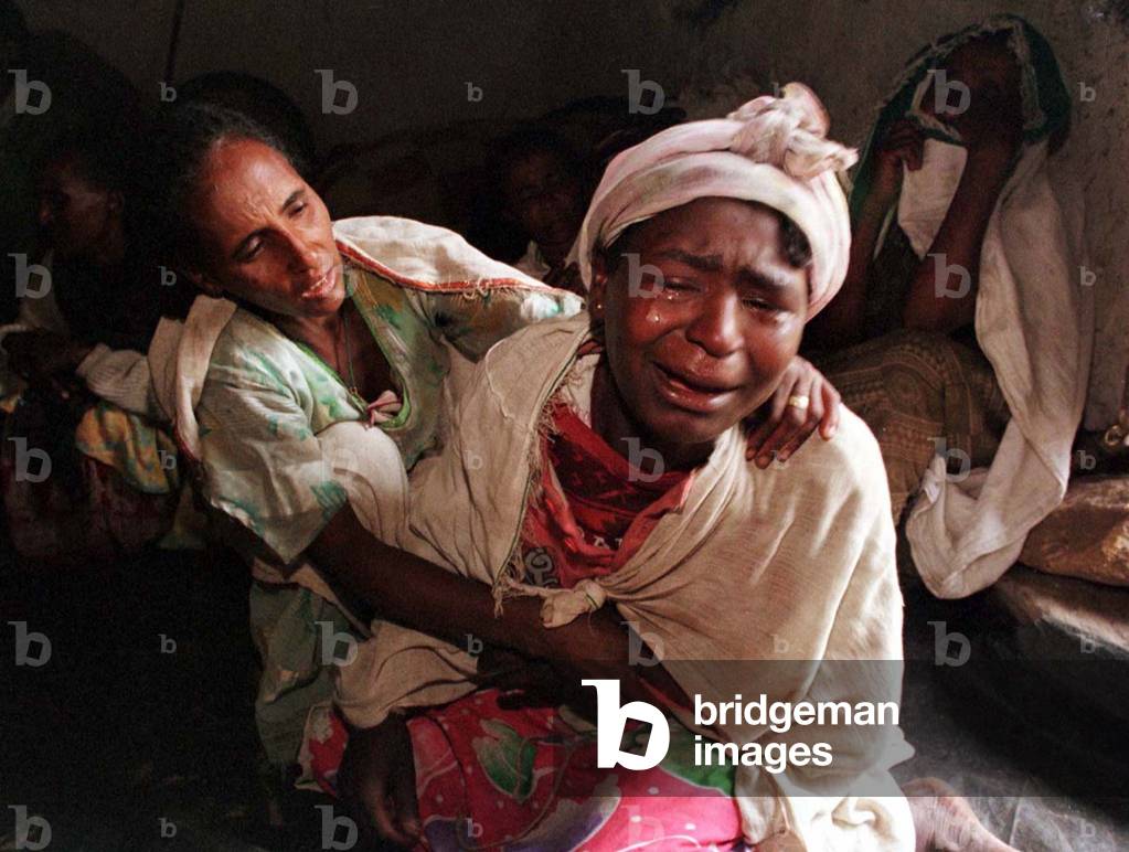 Image of DAUGHTER OF ETHIOPIAN MAN KILLED IN ERITREAN BOMBING CRIES IN