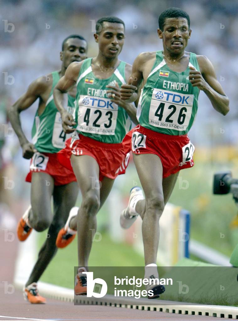 Image of KENENISA BEKELE OF ETHIOPIA WINS THE MEN'S 10000 METRES AT