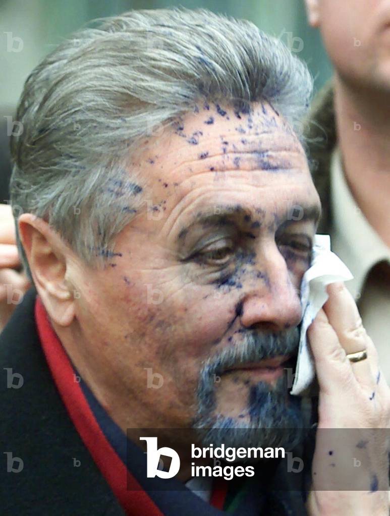 Image of ROMANIAN PRESIDENT EMIL CONSTANTINESCU WIPES BLUE DYE FROM HIS ...