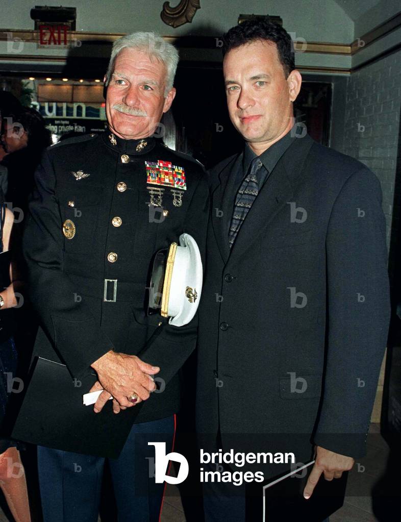 Distintivo Dale Image Of Actor Tom Hanks (R) And Captain Dale Dye,