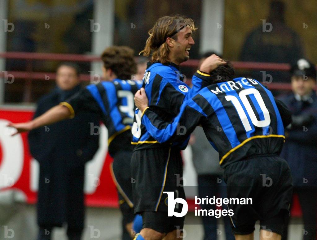 Image of INTER MILAN'S BATISTUTA CELEBRATES WITH HIS TEAM MATES AFTER ...