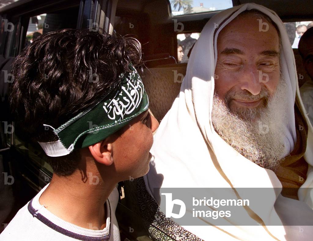 Image of Shiekh Ahmed Yassin Hamas leader chats with a young Hamas