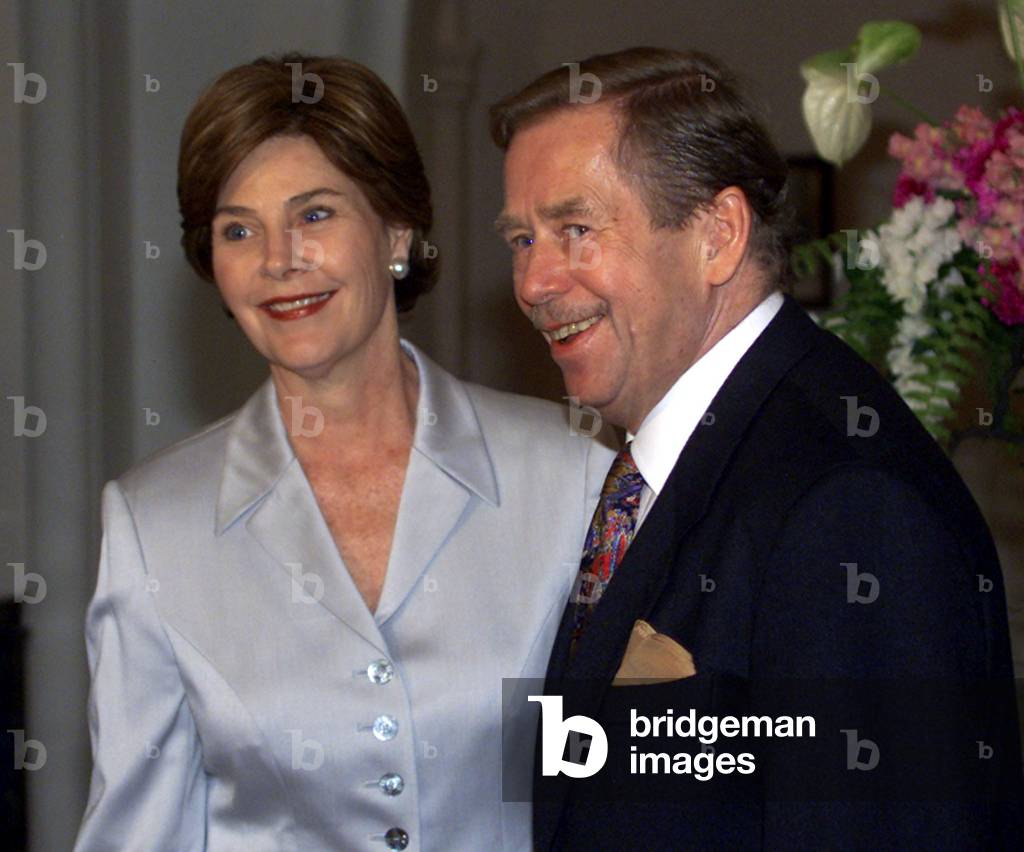 Image of CZECH PRESIDENT VACLAV HAVEL AND U.S. FIRST LADY LAURA BUSH