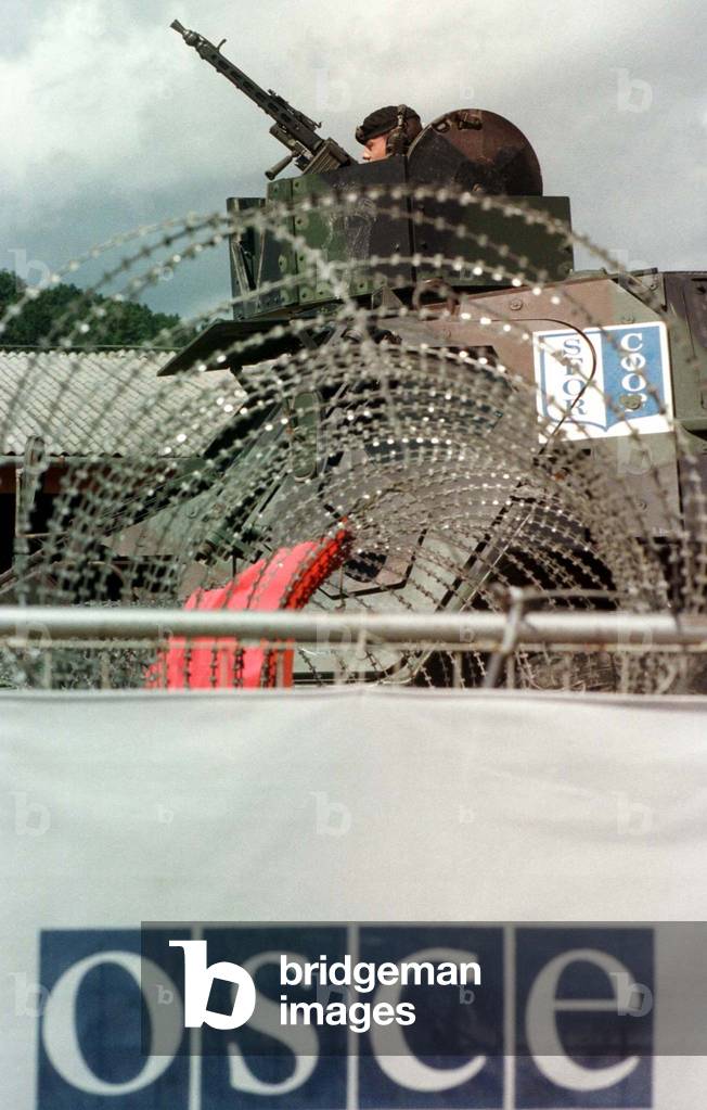 Image of NATO SOLDIER SECURES OSCE'S WAREHOUSE IN SARAJEVO, 1998-09-14 ...