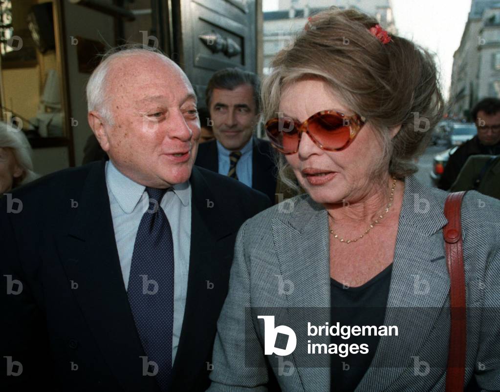 Image of Former French minister Roland Nungesser (L) looks across at ...