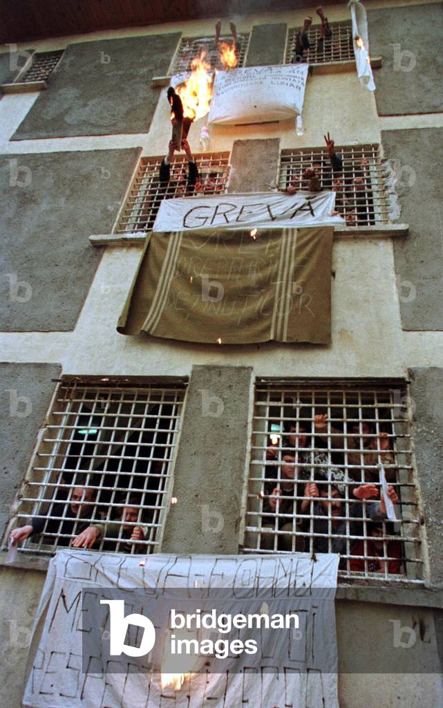 Image of Inmates at a Romanian prison burn sheets and shout slogans
