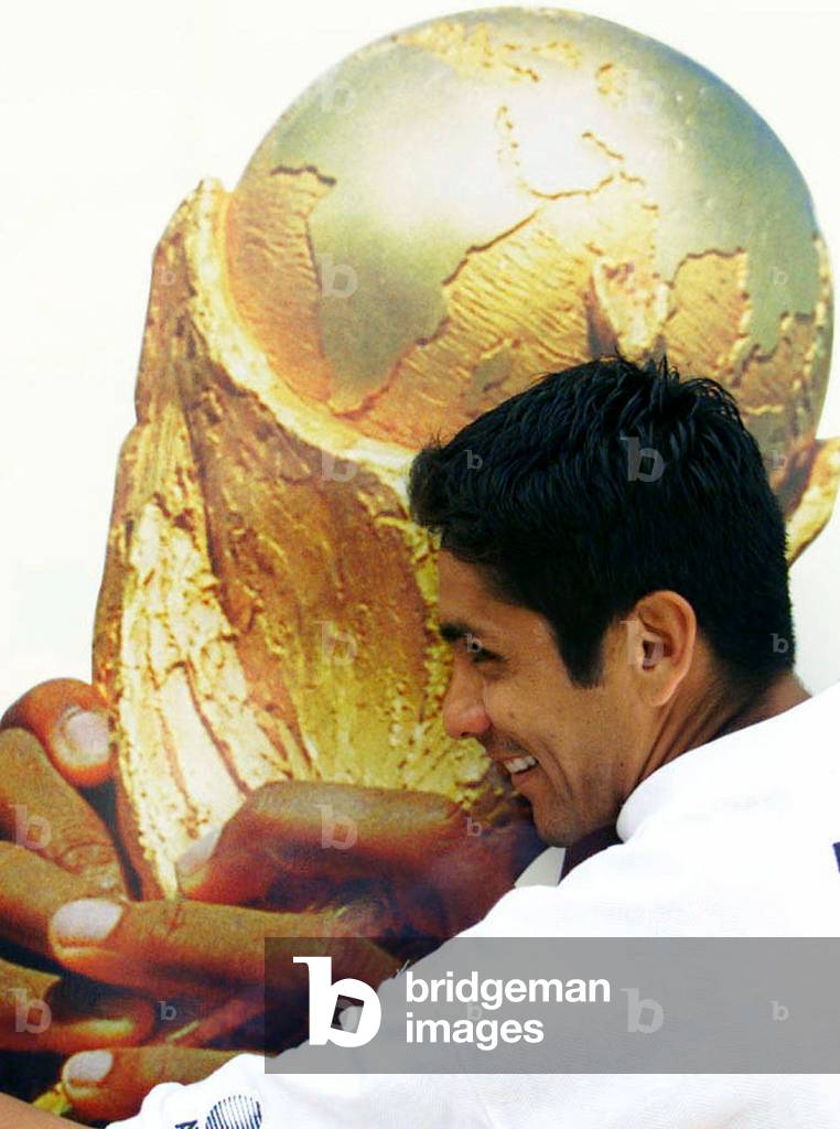 Image of Mexican star goal keeper Jorge Campos plays with a picture