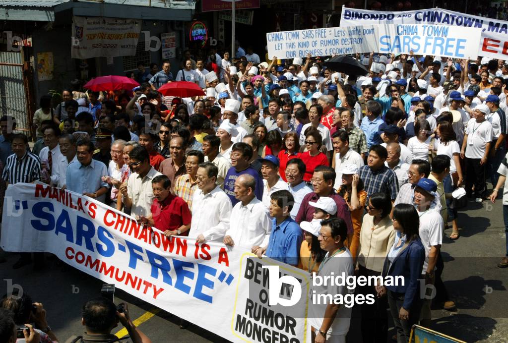 Image of FILIPINO WORKERS AND RESIDENTS IN MANILA'S CHINATOWN DISPLAY ...
