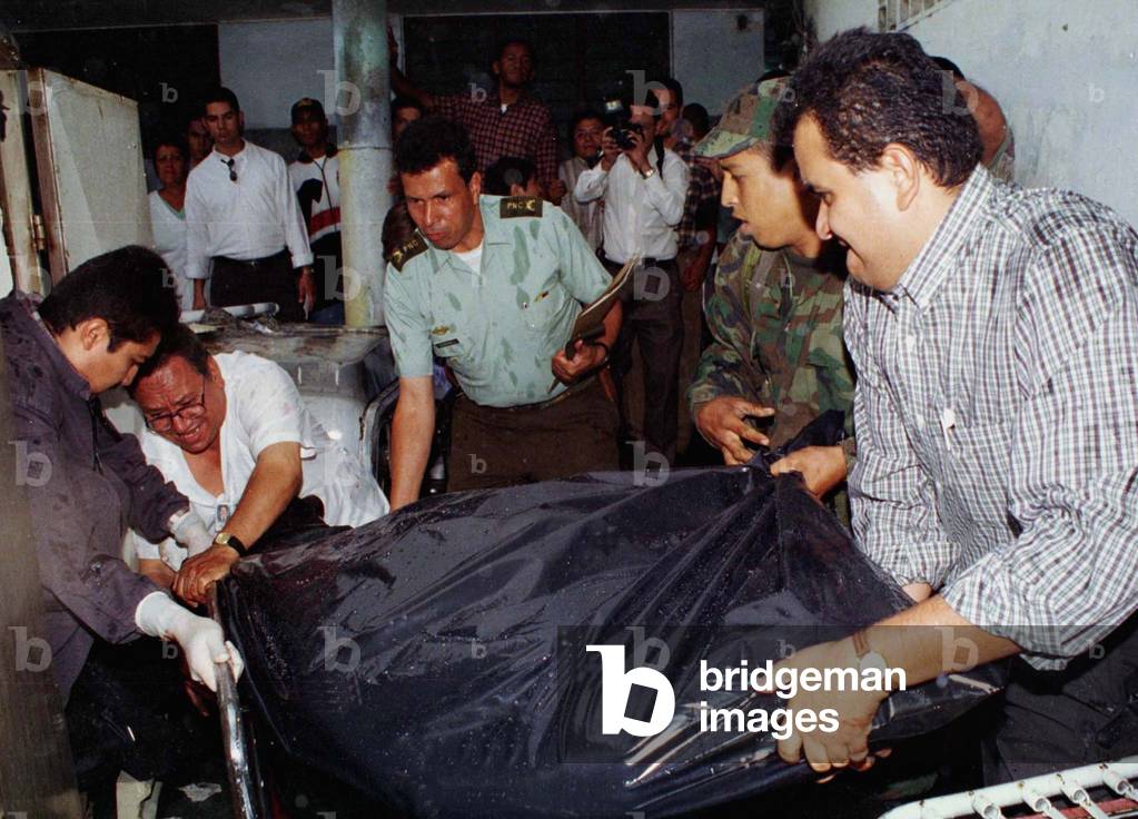 Image of THE BODY OF DRUG TRAFICKER HELMER HERRERA IS CARRIED IN