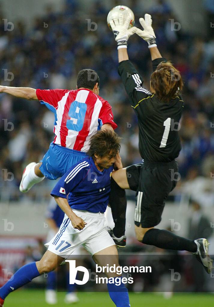 Image of JAPAN'S NARAZAKI BLOCKS PARAGUAY'S STRIKER DURING JAPAN VS ...