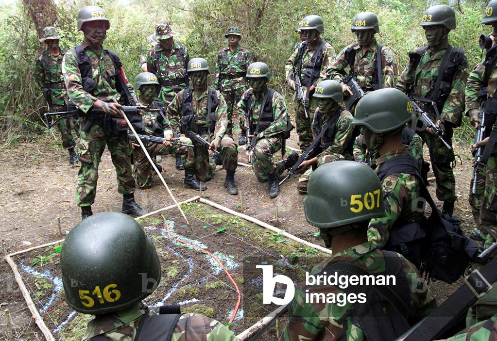 Image of INDONESIAN SOLDIERS LOOK AT A MAP DURING COMBAT PRACTICE IN