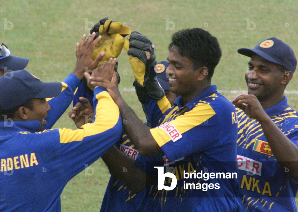 Image of SRI LANKA'S FERNANDO CELEBRATES DISMISSAL OF INDIA'S LAXMAN ...