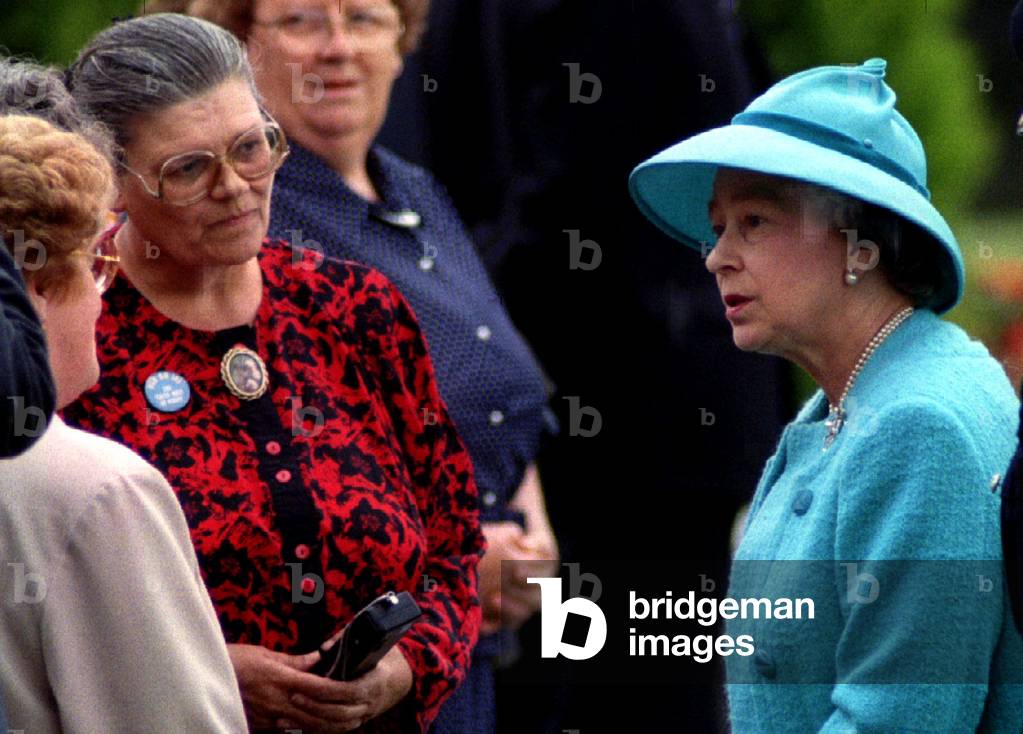 Image of Queen Elizabeth II meets relatives of the victims of Pan