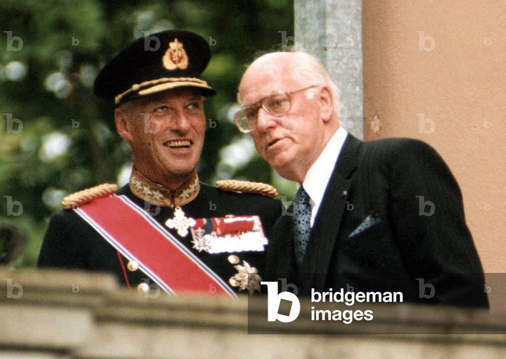Image of NORWEGIAN KING HARALD V SMILES AS ESTONIAN PRESIDENT LENNART MERI,