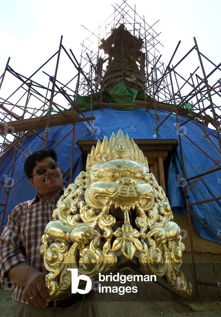 Image of CHANDRA PRASAD BHATTU FROM NEPAL DISPLAYS GOLDEN LION IN HANOVER,
