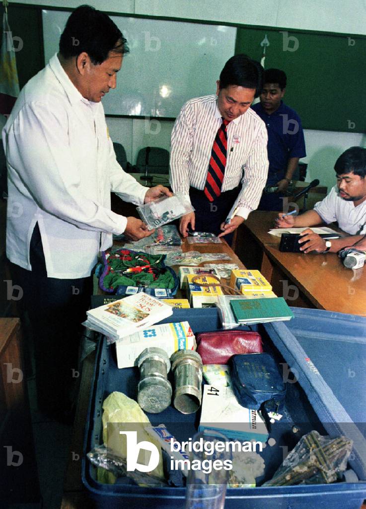Image of Philippine police General Job Mayo (L) and colonel Romeo Acop