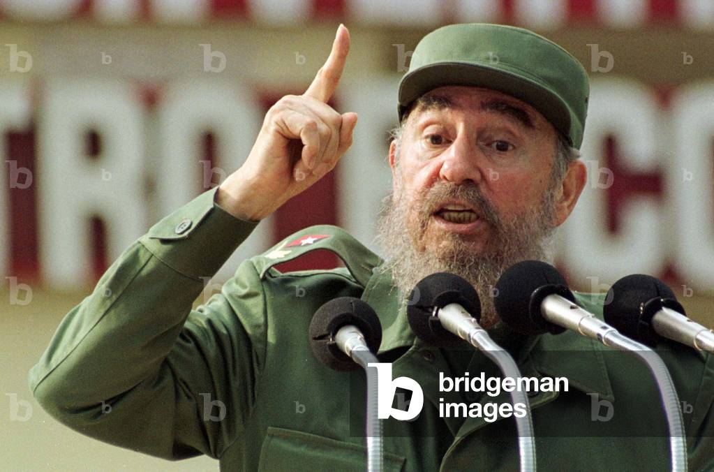 Image of Cuban President Fidel Castro speaks at a ceremony to mark