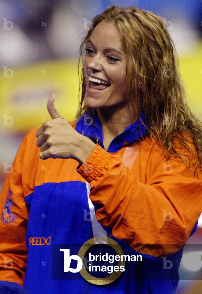 Image of HOLLAND'S INGE DE BRUIJN SHOWS HER GOLD MEDAL FOR THE