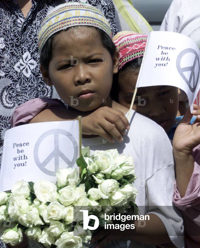 Image of TWO FILIPINO MUSLIM BOYS DISPLAY A PEACE SIGN FLAG, 2001-09-21