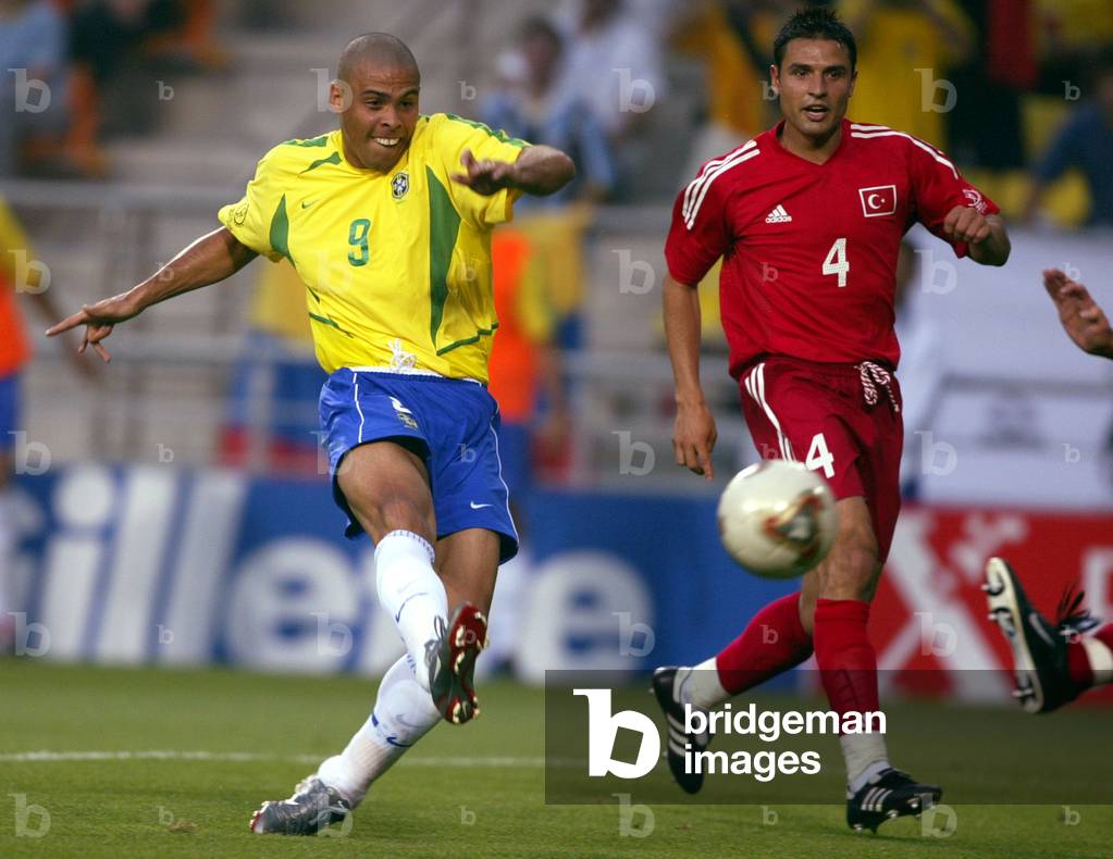 Image of BRAZIL'S RONALDO TRIES TO SCORE AGAINST TURKEY AT WORLD CUP