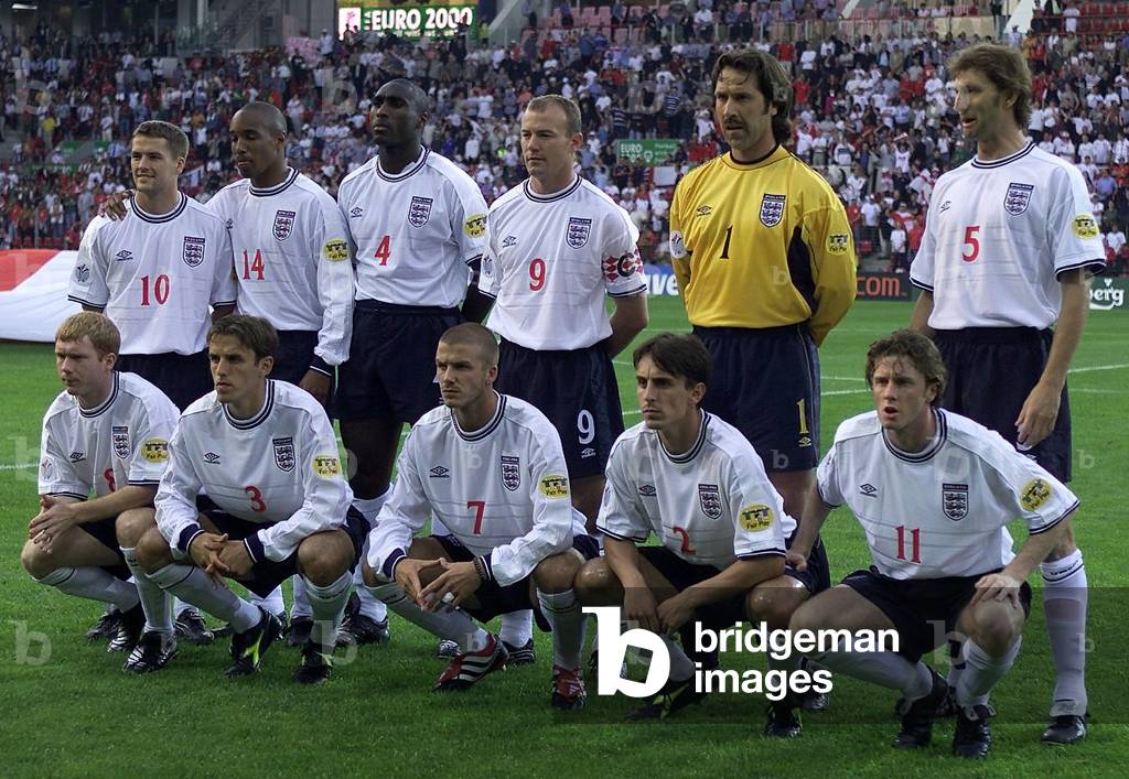 Image of ENGLAND'S SOCCER PLAYERS POSE FOR A TEAM PHOTO AHEAD OF