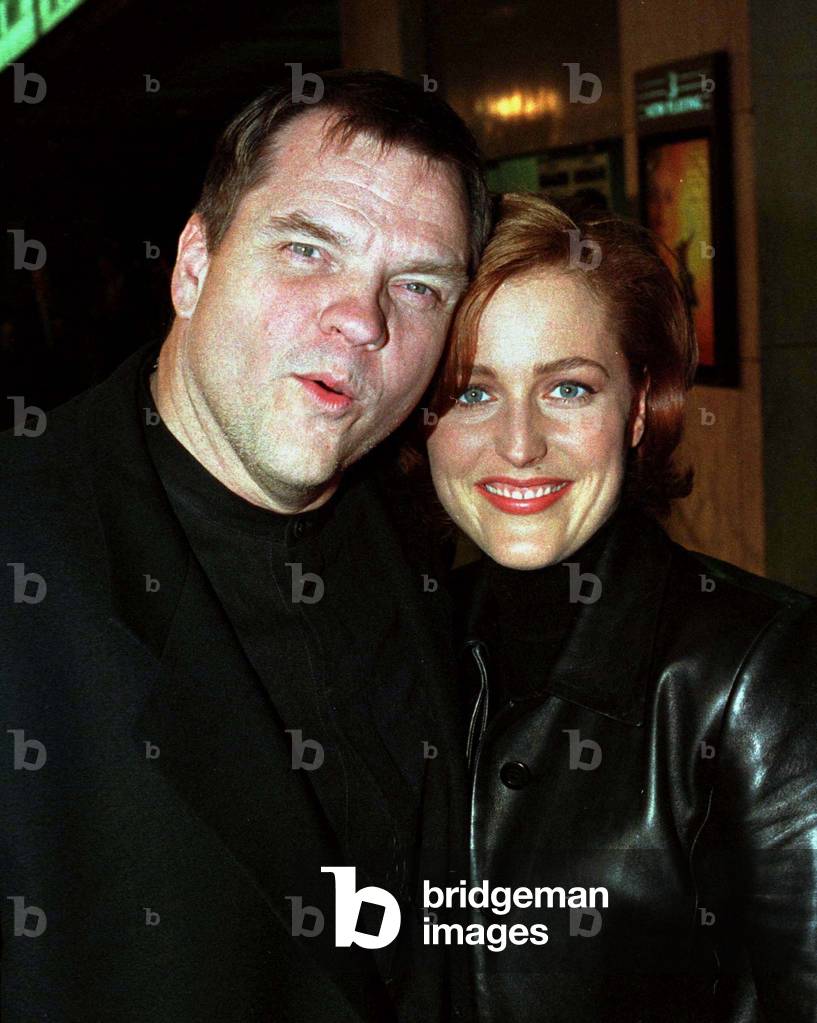 Image of Actress Gillian Anderson and singer/actor Meat Loaf pose for ...