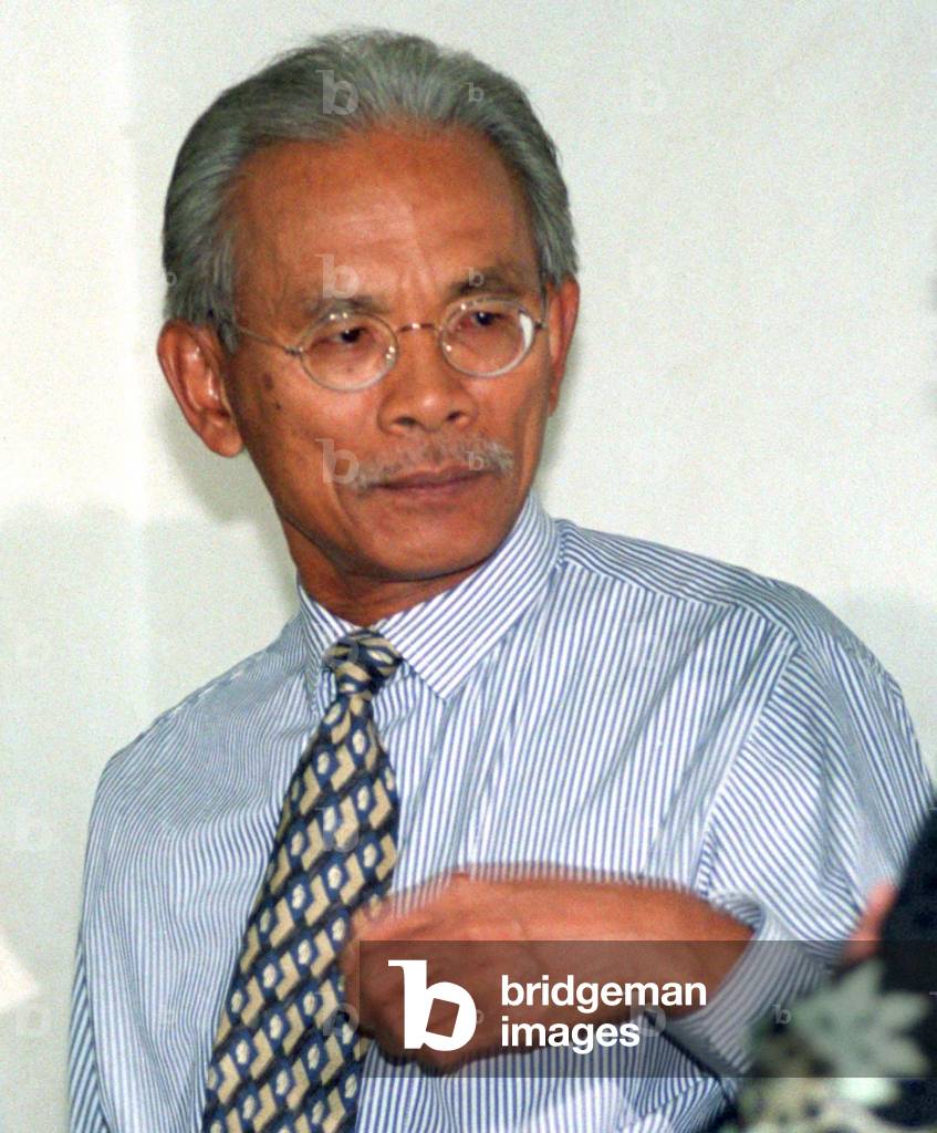 Image of Former Sime Bank chief executive officer Ismail Zakaria talks at