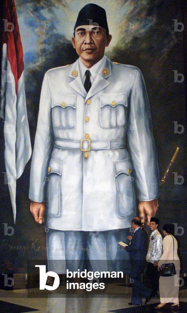 Image of INDONESIANS WALK PASS THE GIANT OF PICTURE OF FIRST INDONESIAN